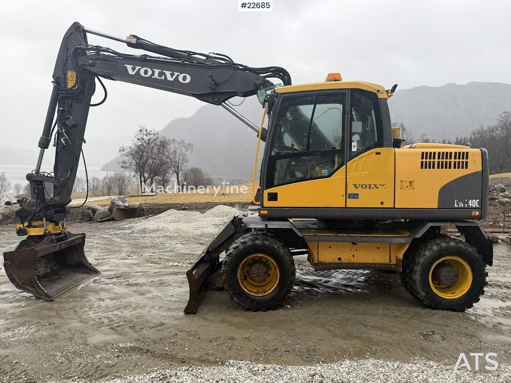 Volvo EW140C wheeled machine w/rototilt, sanding bucket and digging bu bager točkaš