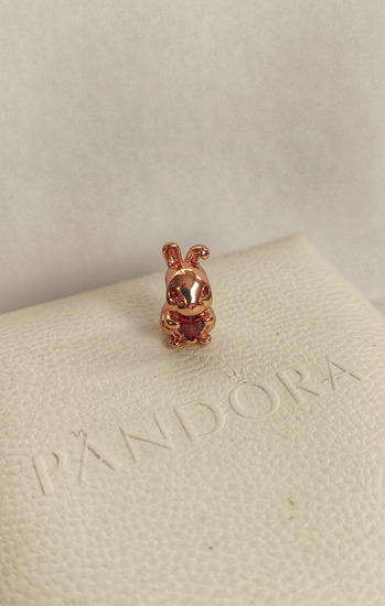 Pandora privezak rose gold zeka