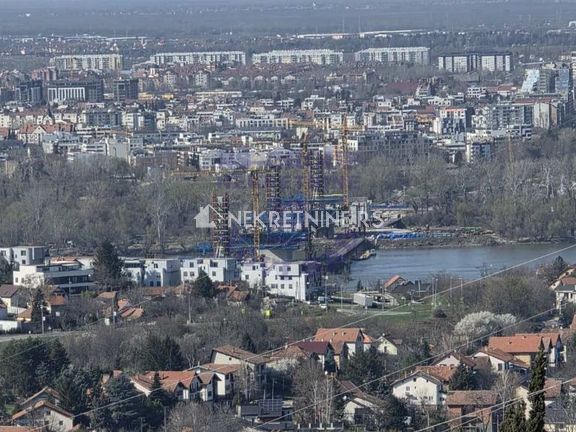 Kuća na 3 etaže u Sremskoj Kamenici