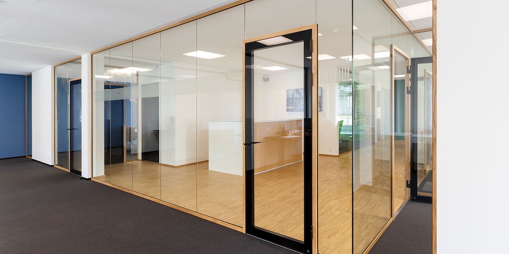 Deko FG Nature – Fully glazed partition with slim wooden profiles