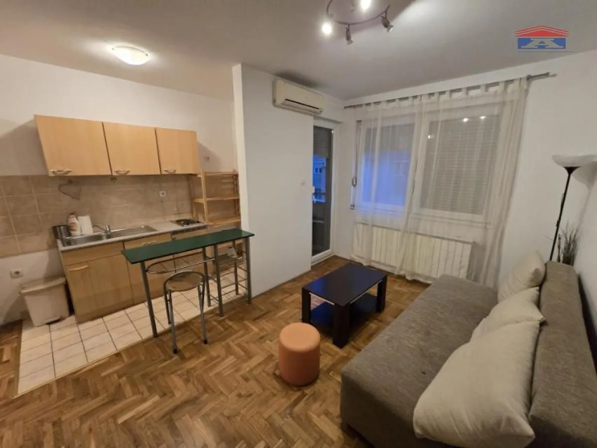 Izdavanje, garsonjera, 28m², Bulevar Evrope, Novi Sad Sve Podlokacije