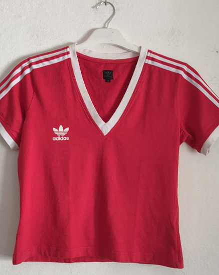 Legendarni Adidas – Retro vibe u crvenoj boji!