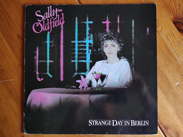 Sally Oldfield – Strange Day In Berlin