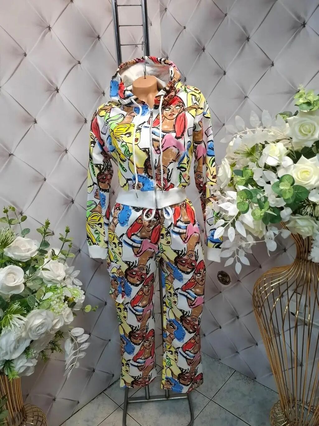 Trodelni ženski set sa šarenim printom strip/ilustracija - Gornji deo