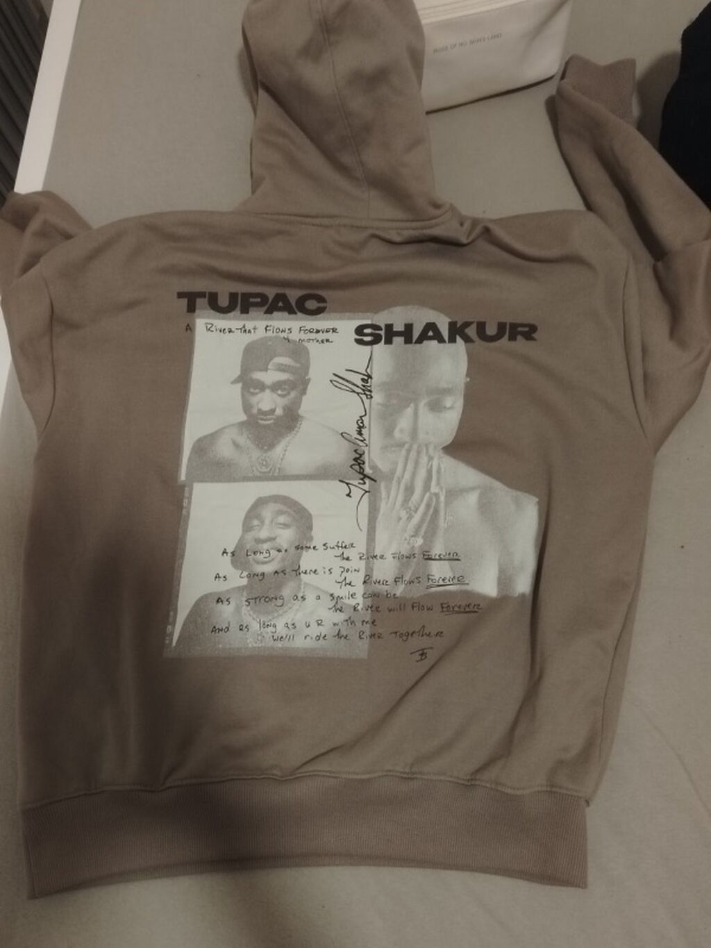 Duks sa kapuljačom – Tupac Shakur motiv - Boja: taupe/bež - Prednja