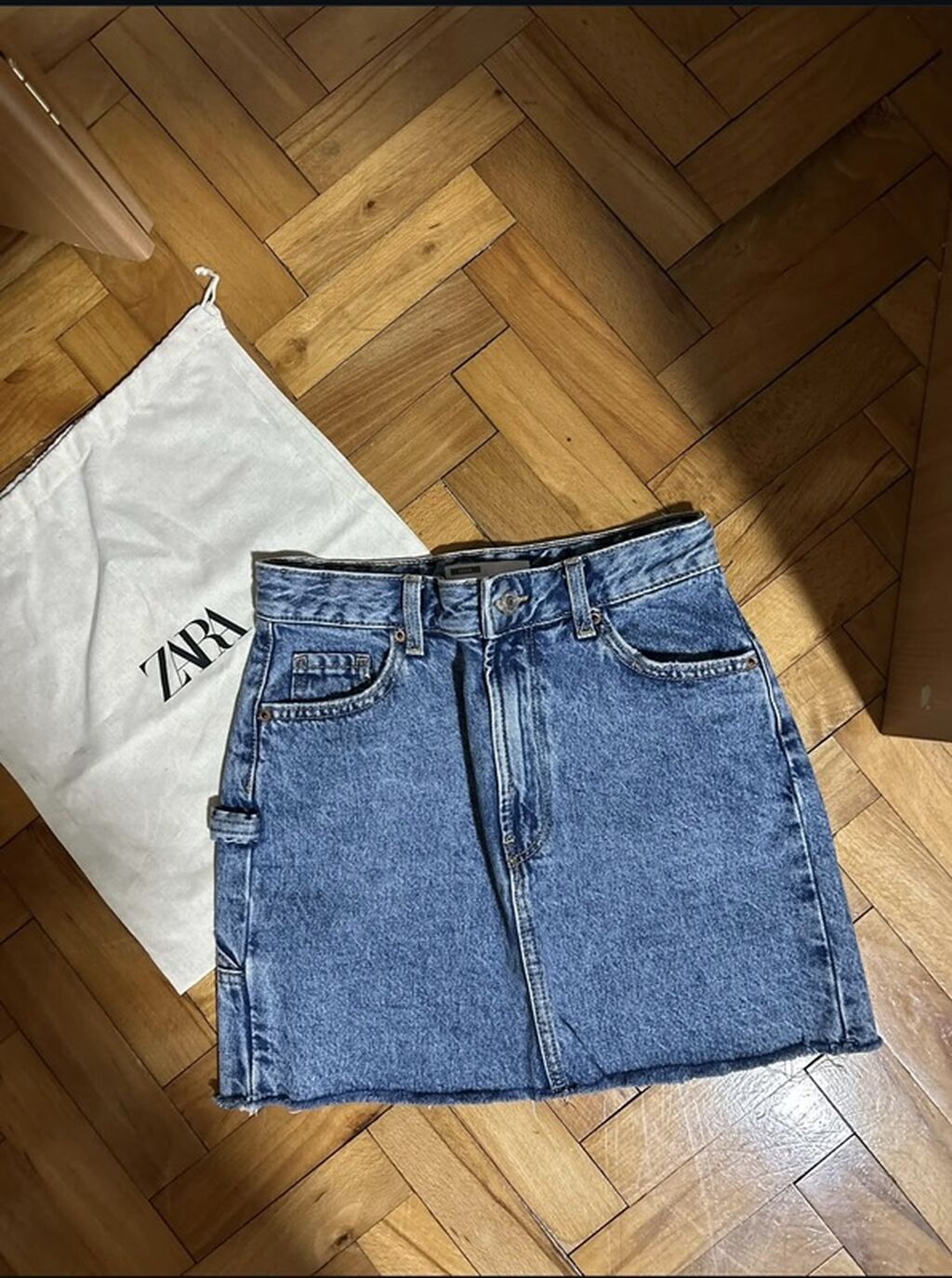 ZARA teksas mini suknja, klasičan plavi denim. Model visokog struka sa