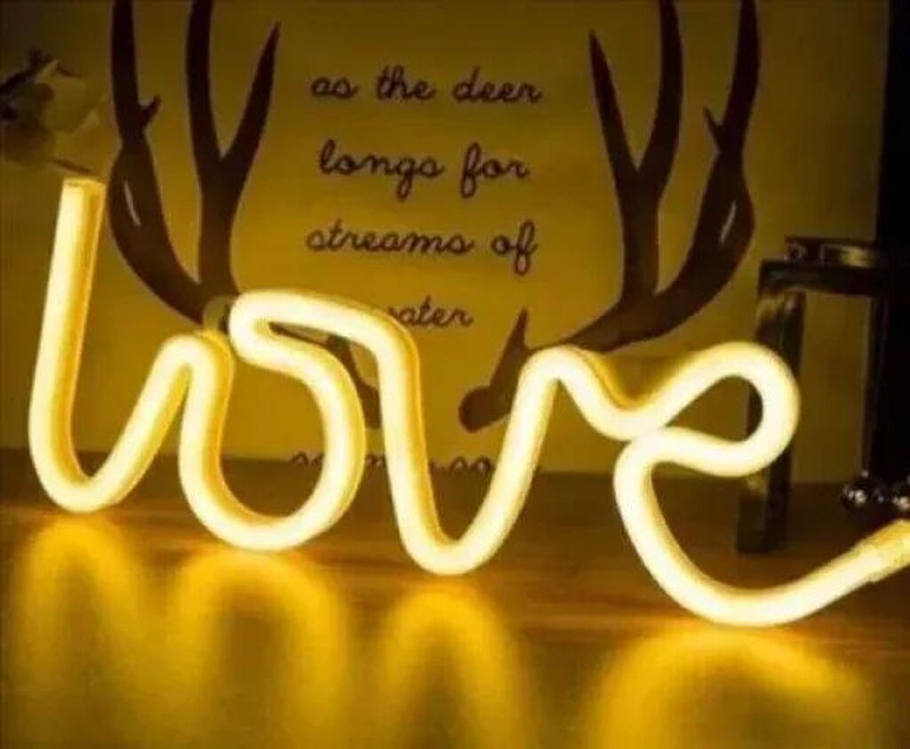 LED neonska dekorativna lampa “love” – toplo žuta - Slobodno stojeći