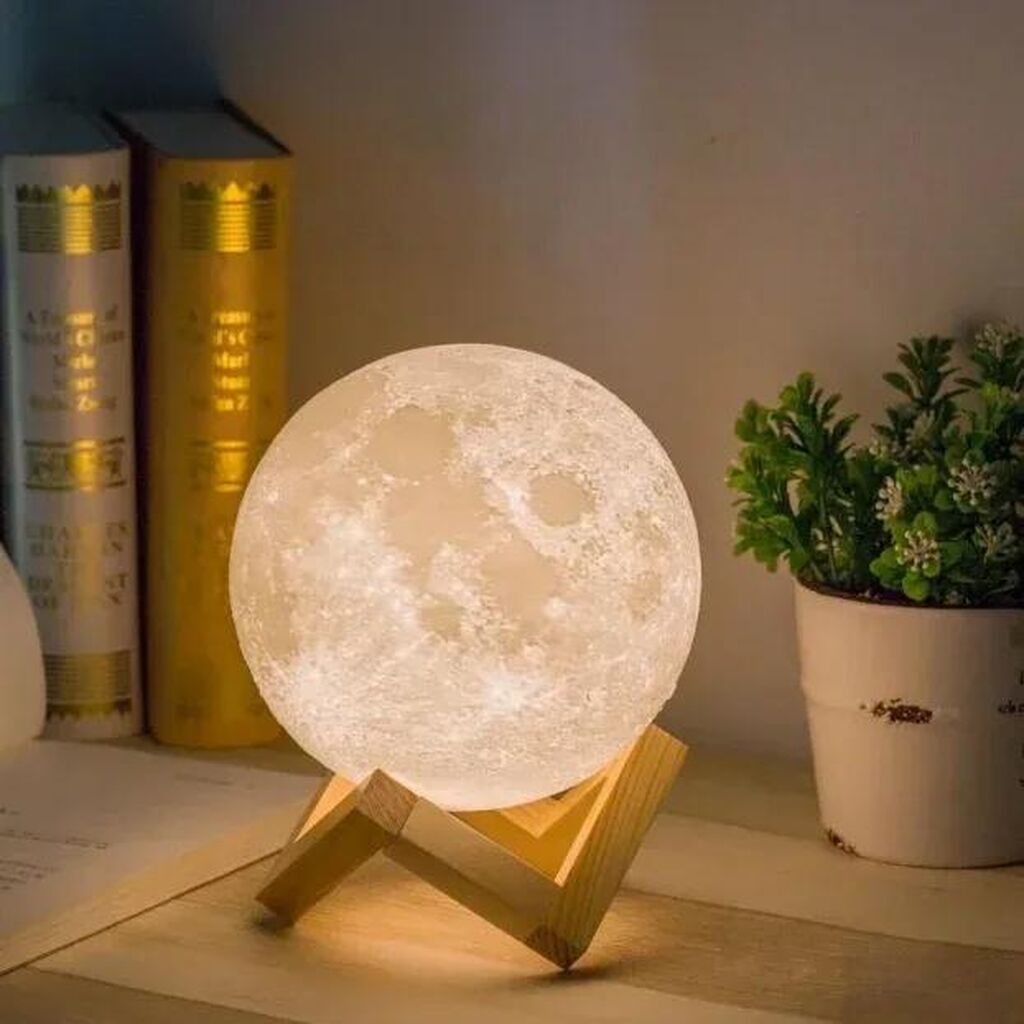 3D Moon lampa sa drvenim stalkom - Dekorativna LED noćna lampa u