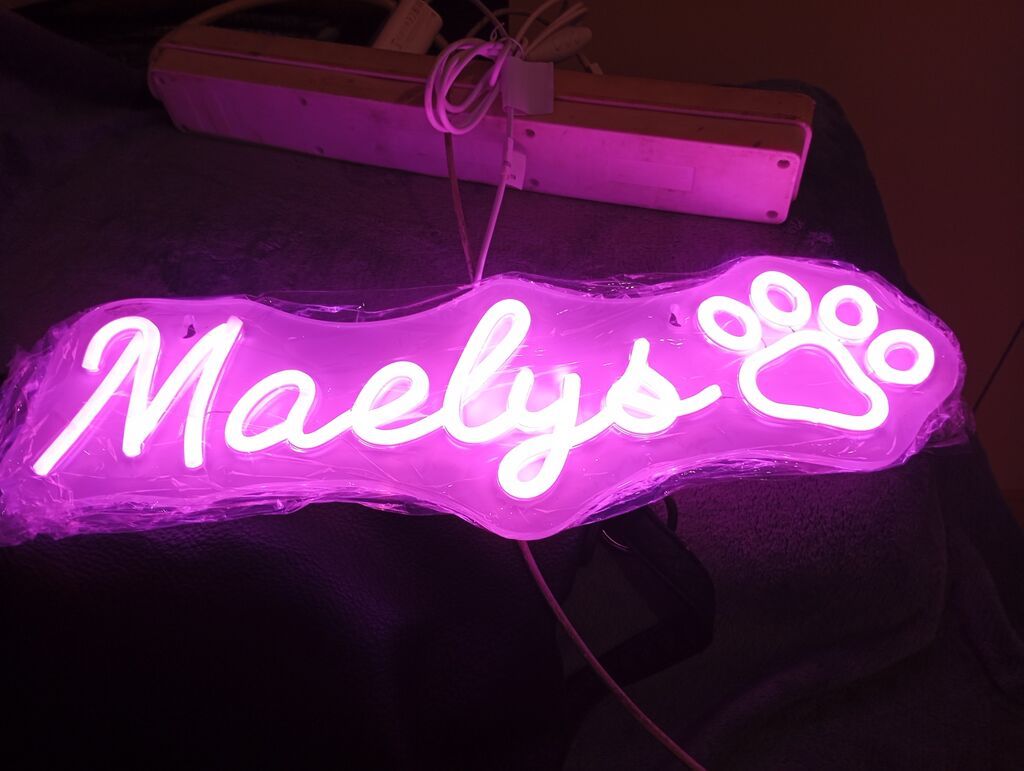 LED neonski natpis “Maelys” sa motivom otiska šape. - Boja svetla