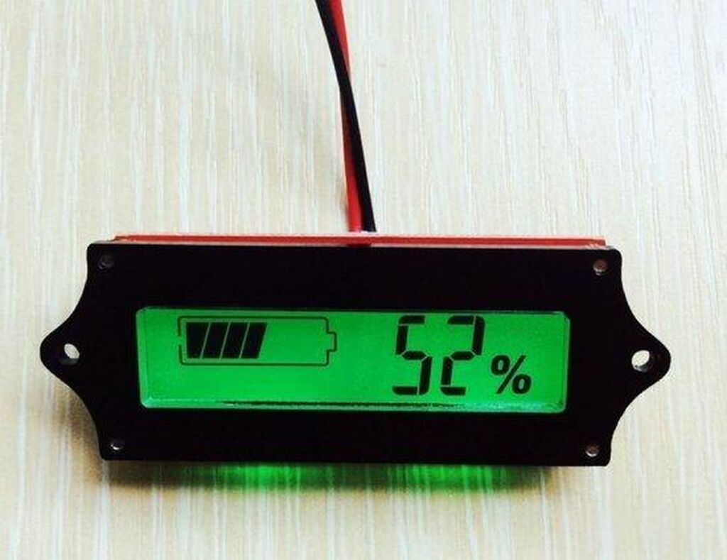 Indikator nivoa napunjenosti baterije 12V – LCD ekran sa pozadinskim