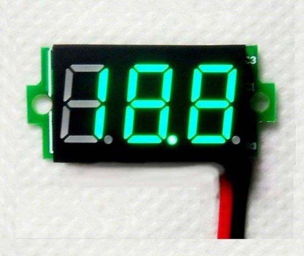 Mini LED voltmetar DC 0–30 V - Opseg merenja: 0–30 V DC - Napajanje