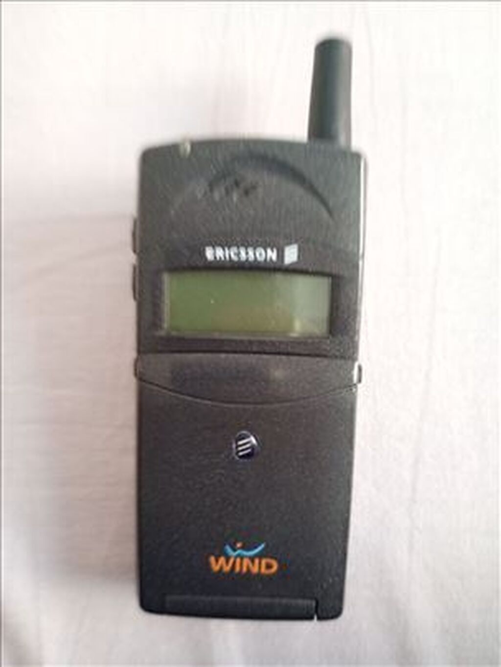 Ericsson T18 Telefon kao nov, radi na svim mrežama, punjač, baterija