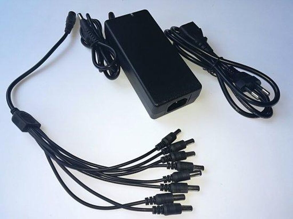 AC/DC adapter BYM-917 sa više konektora - Ulaz: 100–240 V AC, 50/60