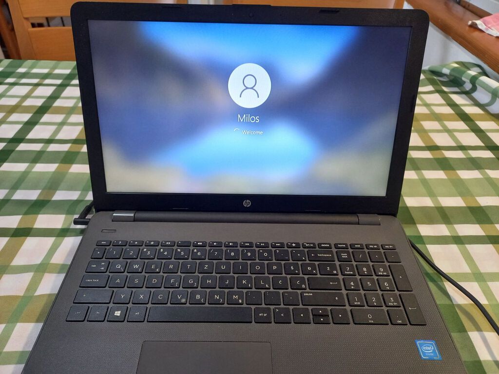 Prodajem HP laptop 250 G6, veoma dobro očuvan, zajedno sa torbom za
