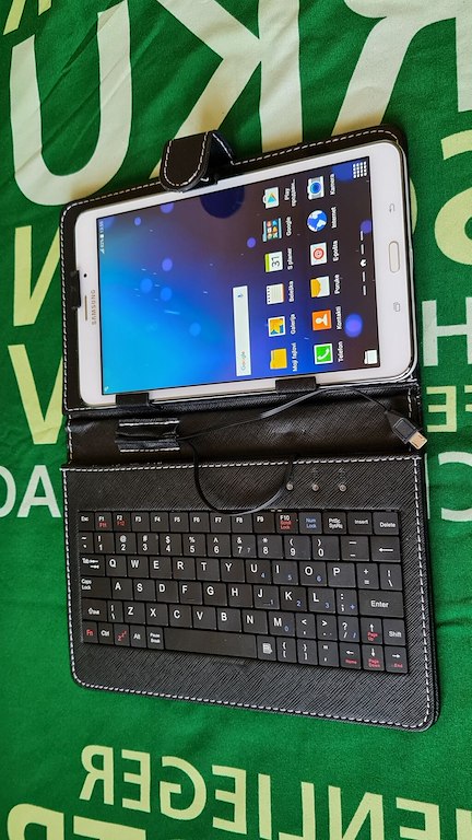 Samsung Galaxy Tab 4 7.0 (SM-T230) + futrola sa žičanom tastaturom -