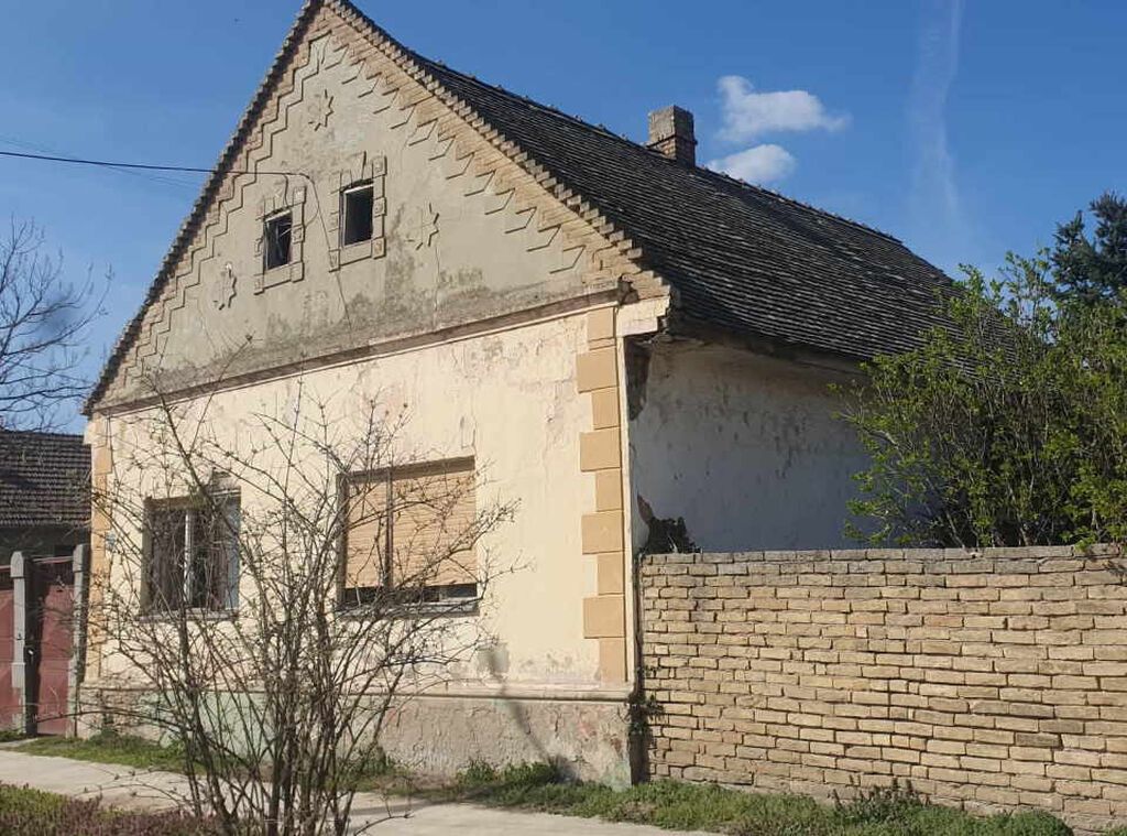 Stara kuca u Kucuri na prodaju Kuca je za restauraciju. Od naboja