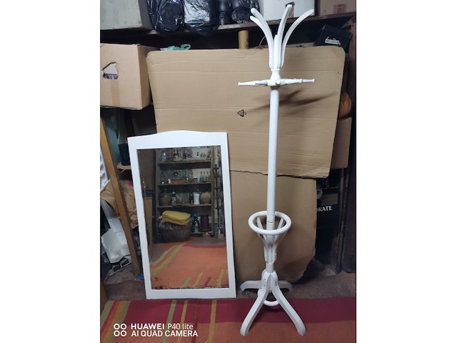 samostojeci civiluk i zidno ogledalo