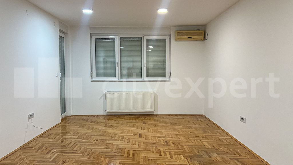 Poslovni prostor za izdavanje BEZ PROVIZIJE: Dvosoban, 63m², Vožda Karađorđa, Medijana - 450€
