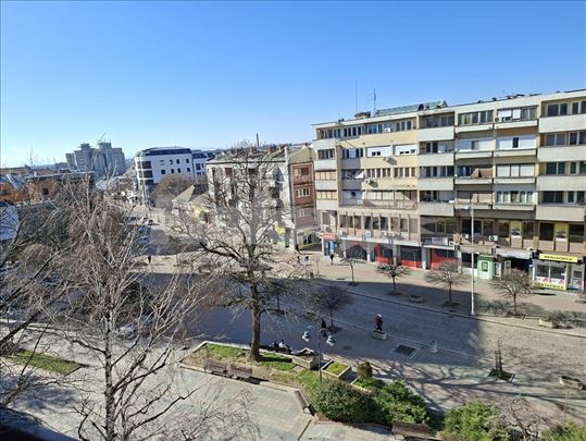 Centar Mladenovca – 45 m² sa pogledom na trg