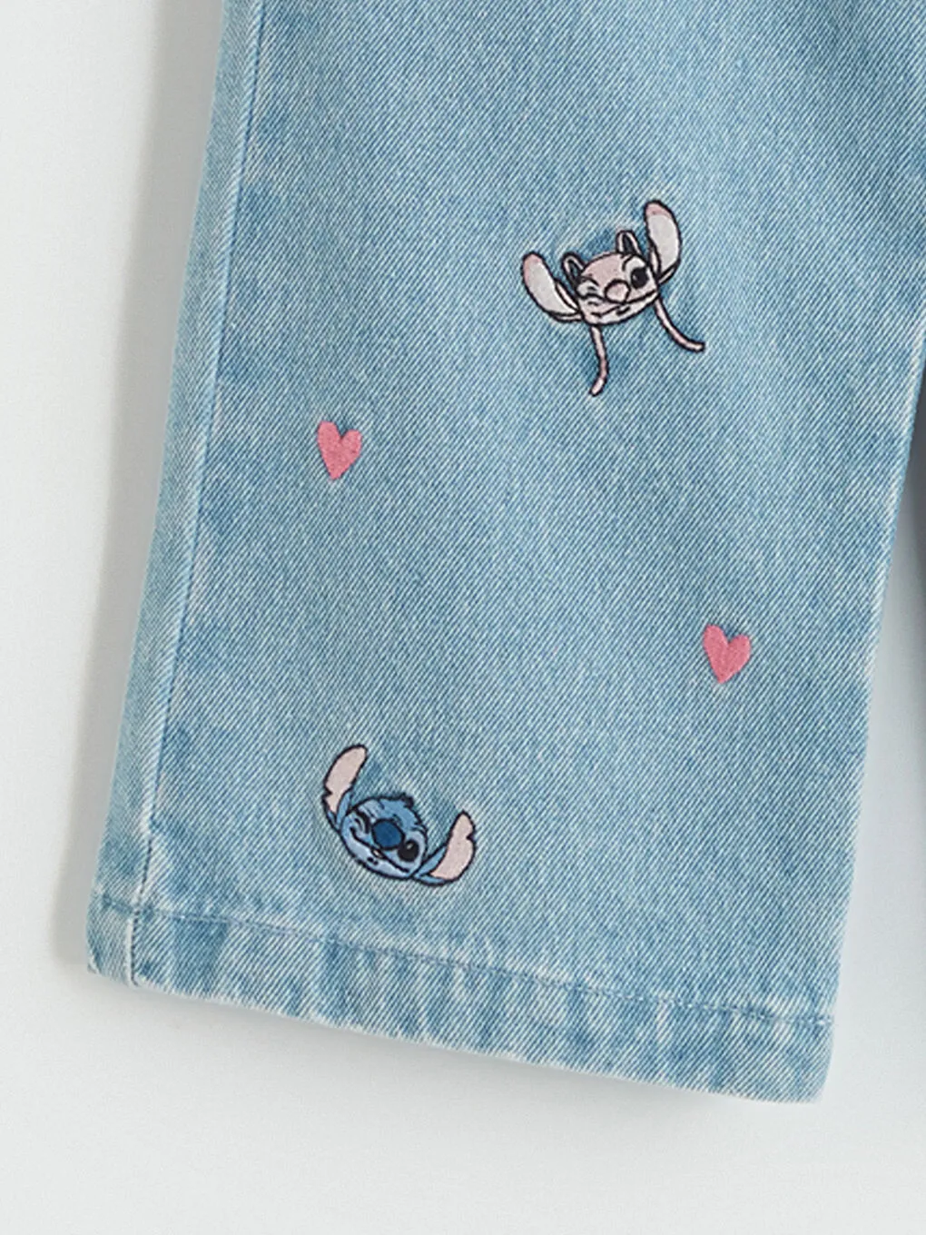 LCW Kids Farmerke Za Devojčice Sa Vezenim Motivima Stitch I Angel