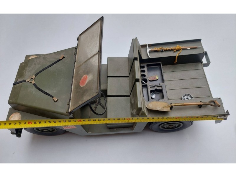 Action Man 1973 Landrover vehicle with gearstick, winds