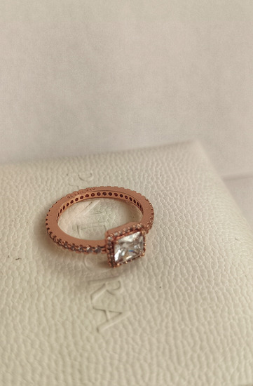 Pandora rose gold prsten 56