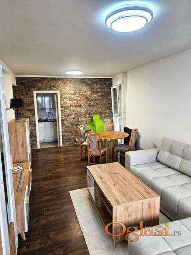 Renoviran trosoban stan sa stvarima na odličnoj lokaciji kod Gradske bolnice ID#7804