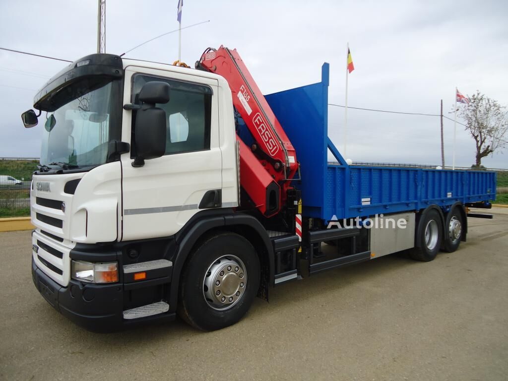 Scania P 360 kamion s ravnom platformom