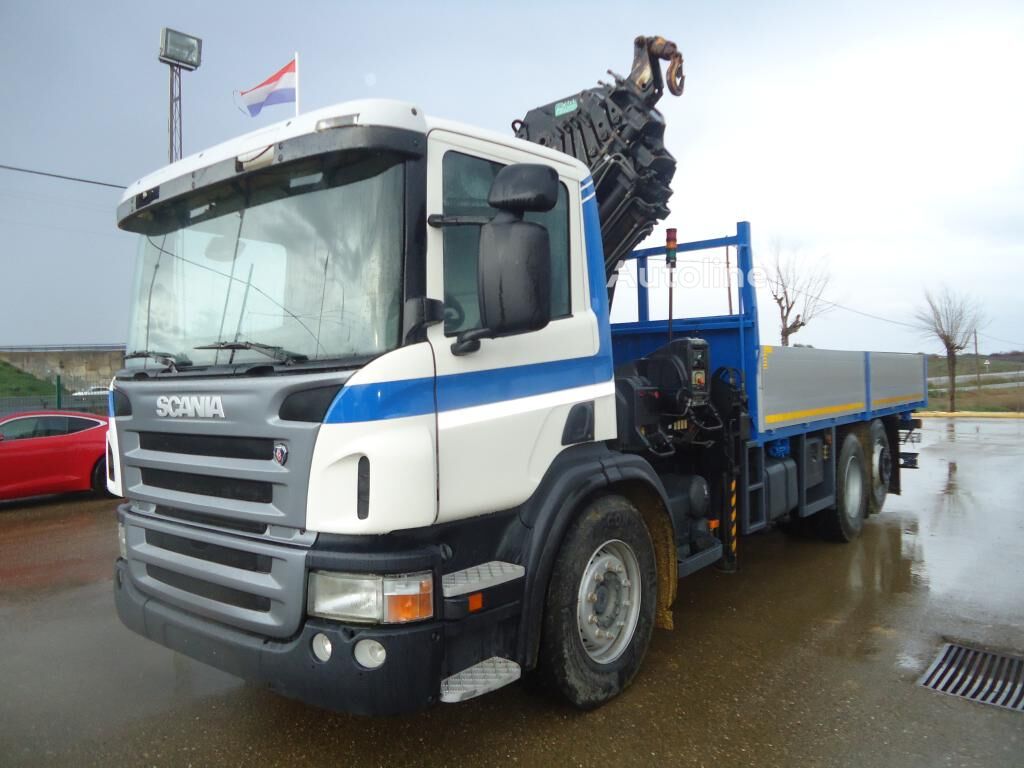 Scania P 360 kamion s ravnom platformom