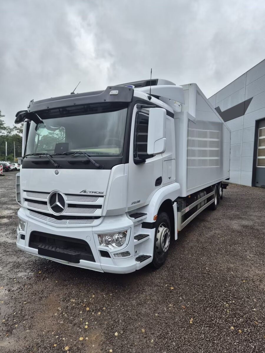 Mercedes-Benz Actros 2540L Refrigerated Carrier Supra 1150Mt + Tail Lift kamion hladnjača