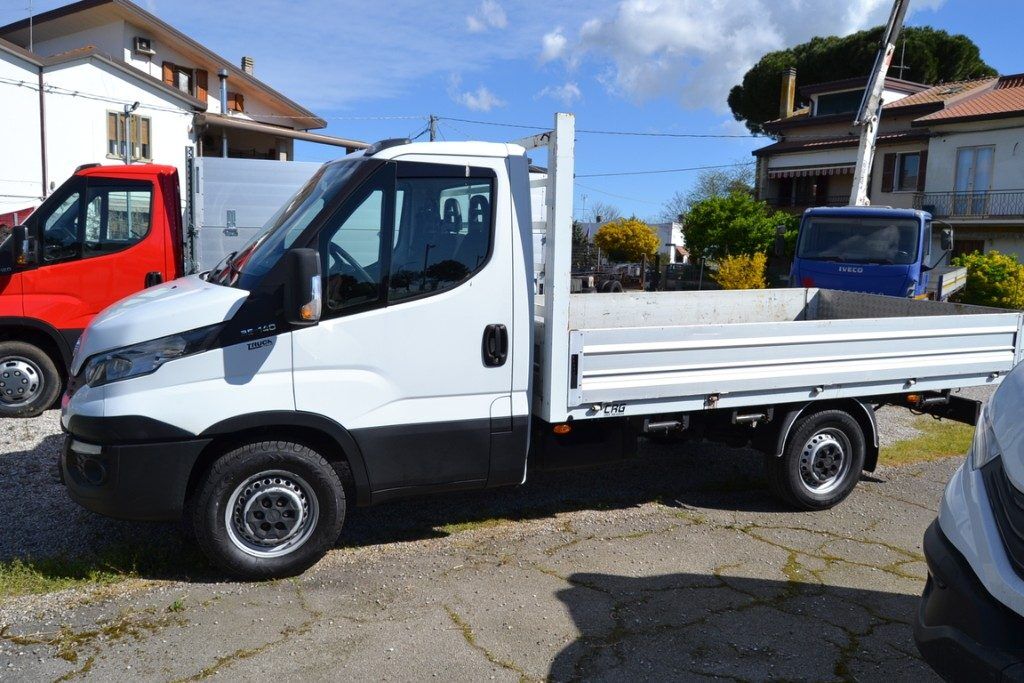 IVECO 35S14 2.3 kamion s ravnom platformom < 3.5t