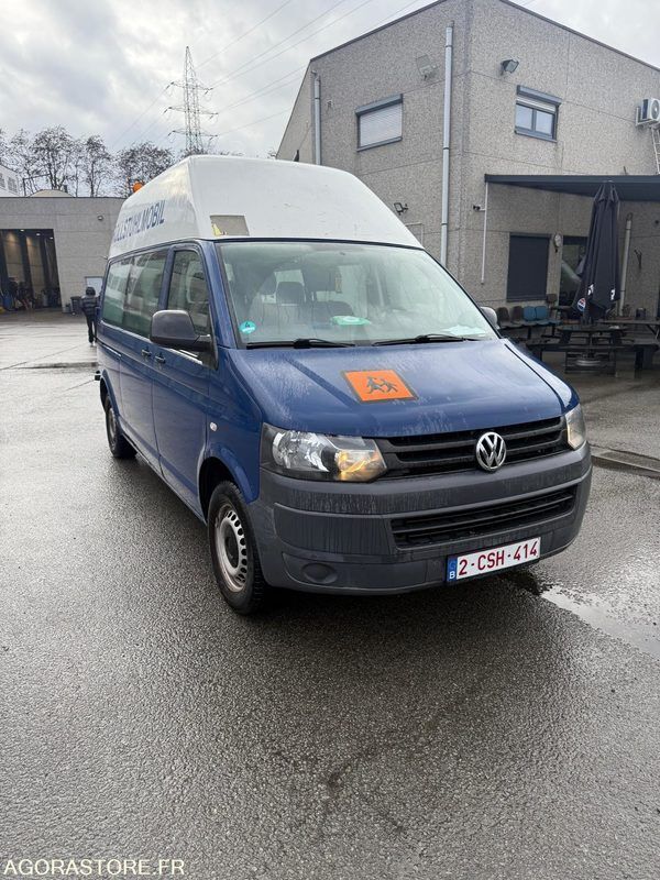Prodaje se Volkswagen Kombi putnički minibus na aukciji
