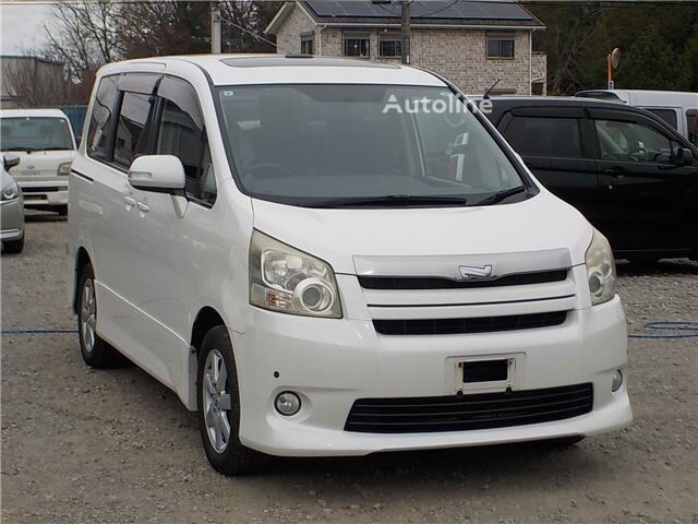 Toyota NOAH putnički minibus
