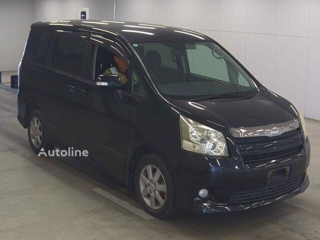 Toyota NOAH putnički minibus