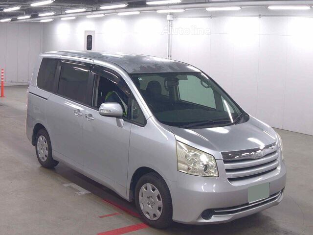 Toyota NOAH putnički minibus