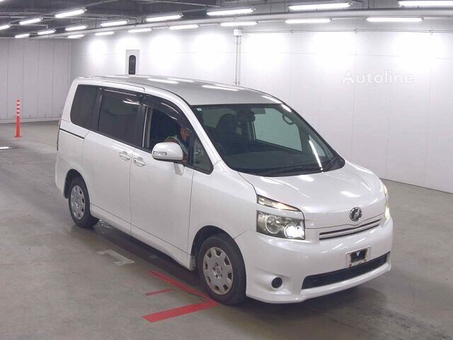 Toyota VOXY putnički minibus