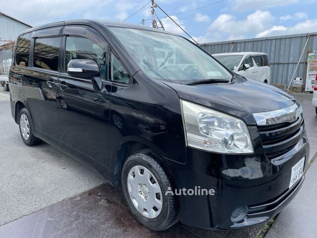 Toyota NOAH putnički minibus