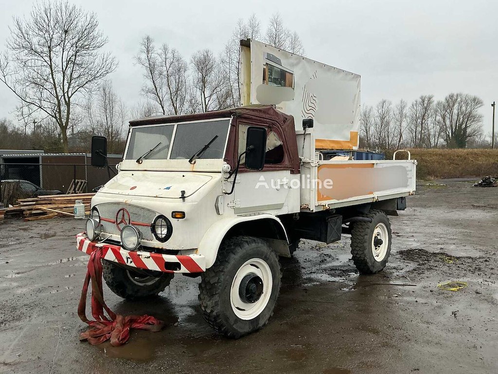 Prodaje se Mercedes-Benz Unimog univerzalnu komunalnu mašinu na aukciji