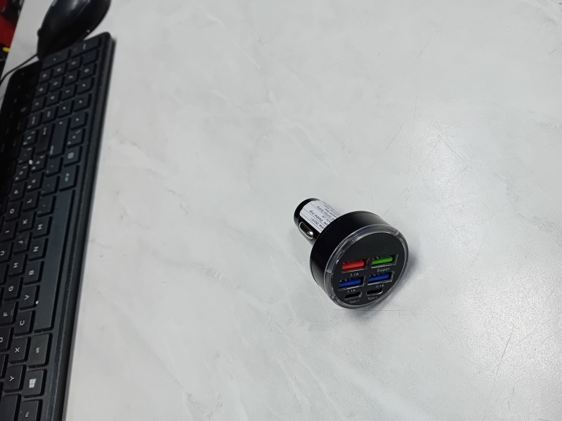 Auto punjač USB -usb c ispravno novo 6-u-1