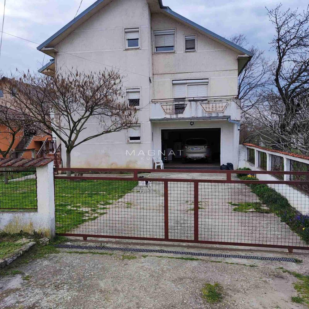 Zrenjanin - Čenta, kuća 220m2, plac 16ari, garaža ID#5561
135.000 €