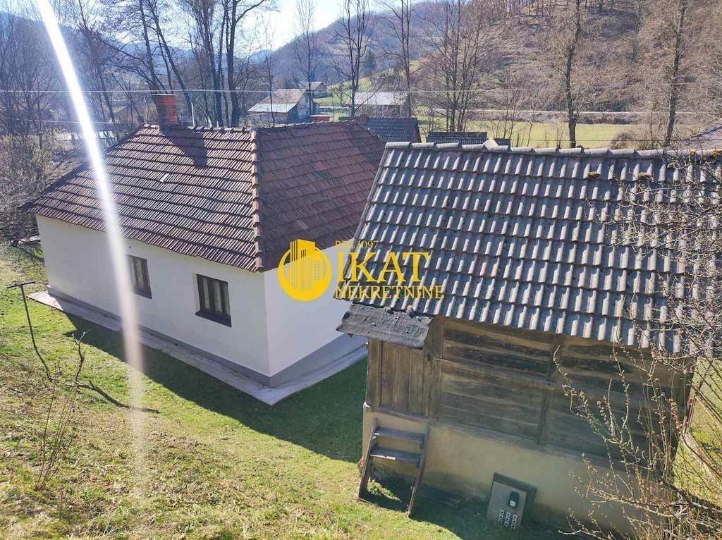 Kosjerić, Seča Reka, kompletno domaćinstvo, plac od 26 ari ID#4998
55.000 €