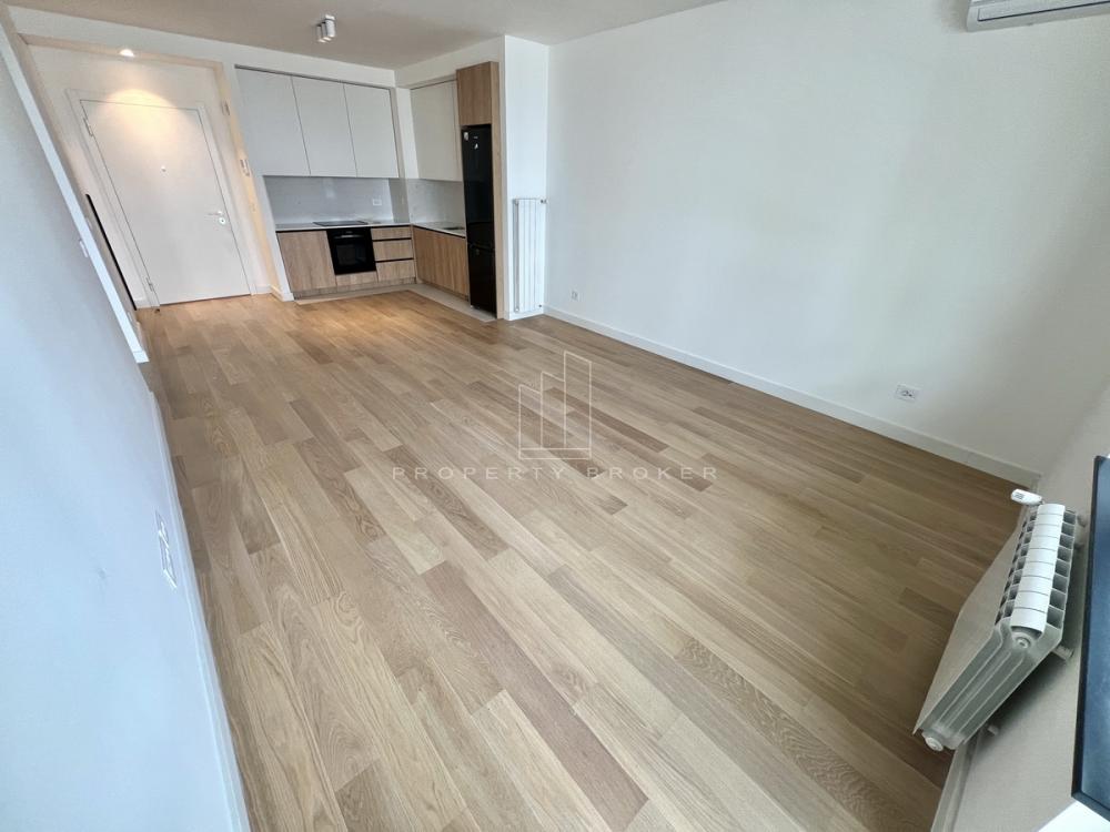 BW Lumia, osunčan, pogled na park ID#4440
1.050 €