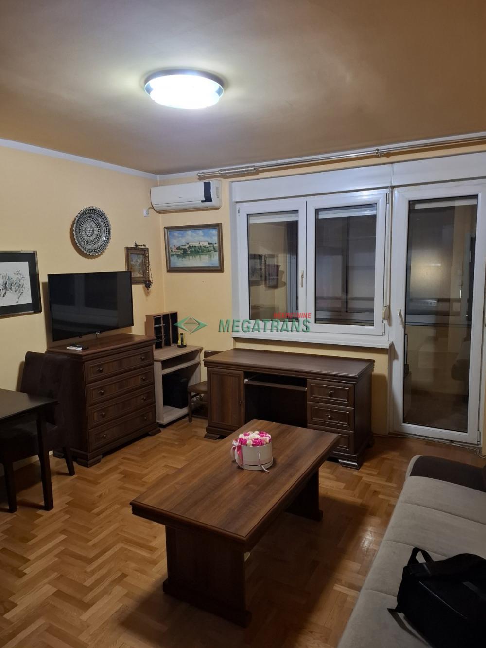 1.5-soban, 42m2, Bulevar Patrijarha Pavla, 1.sprat ulično orijentisan ID#1841
350 €