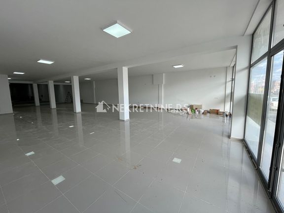 350m2, SURCIN ,0 poslovni prostor