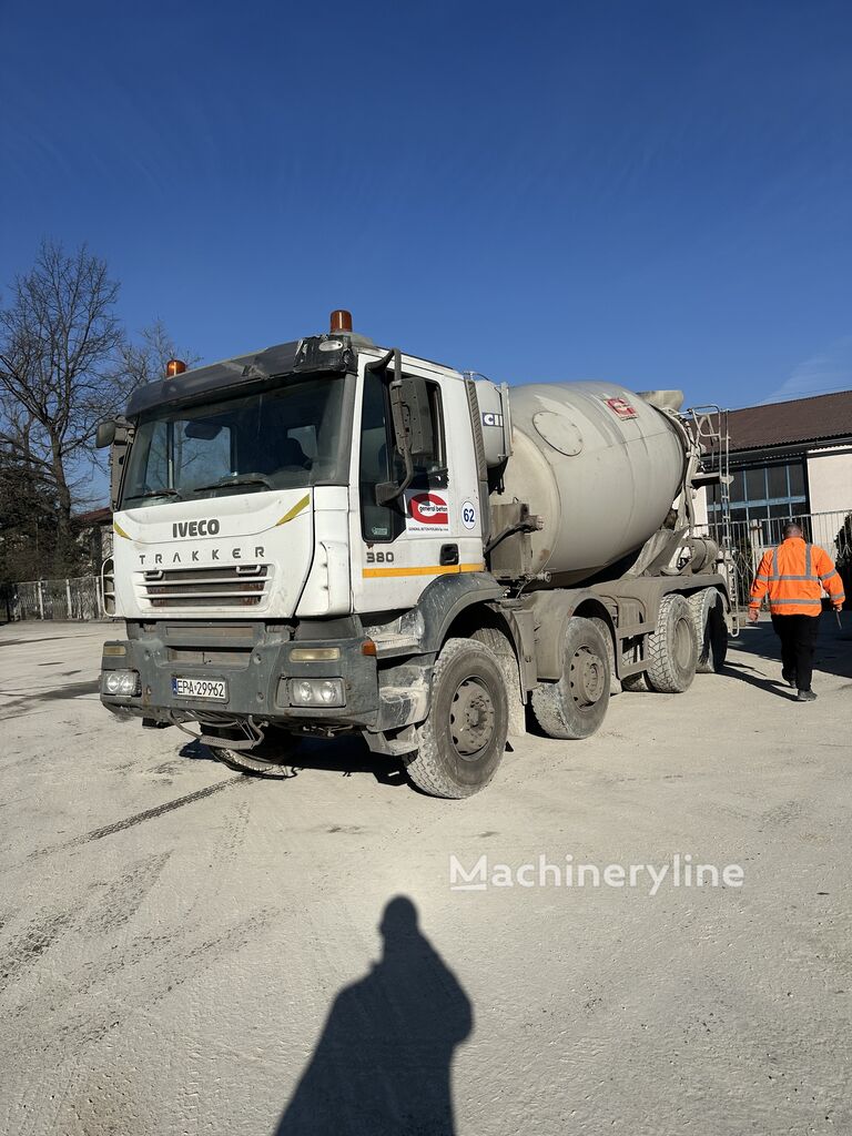 Cifa na šasiji IVECO Trakker 380 kamion s mešalicom za beton