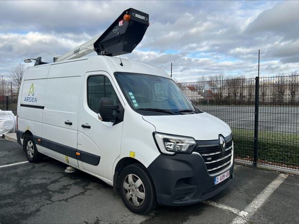 Prodaje se Renault Master auto dizalicu s korpom na aukciji