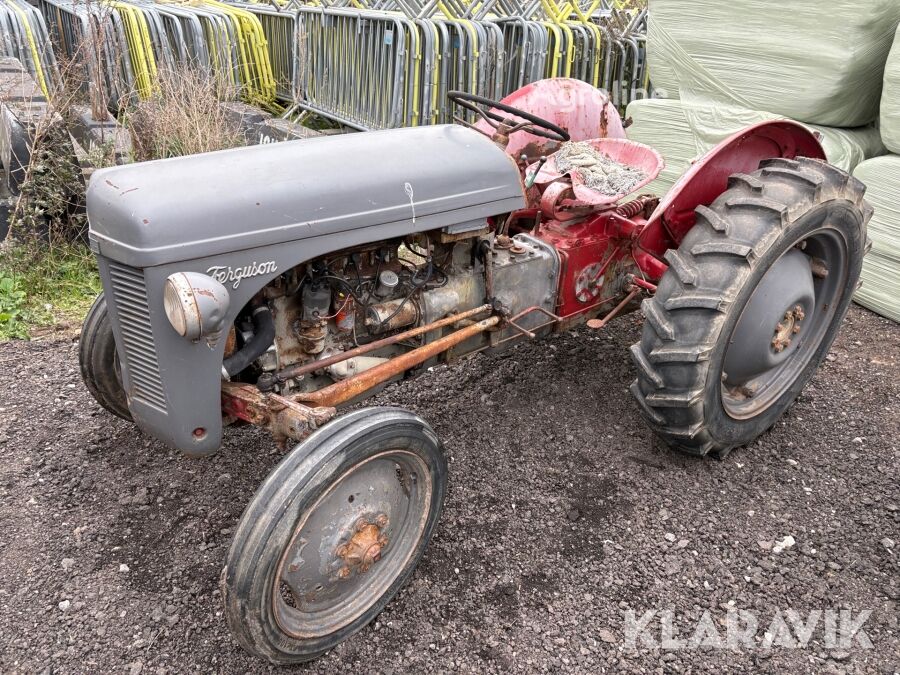 Prodaje se Veterantraktor Ferguson traktor točkaš na aukciji
