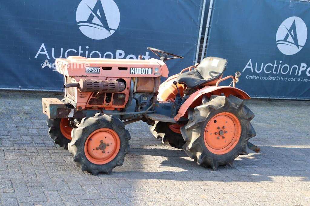 Prodaje se Kubota B7001 mototraktor na aukciji