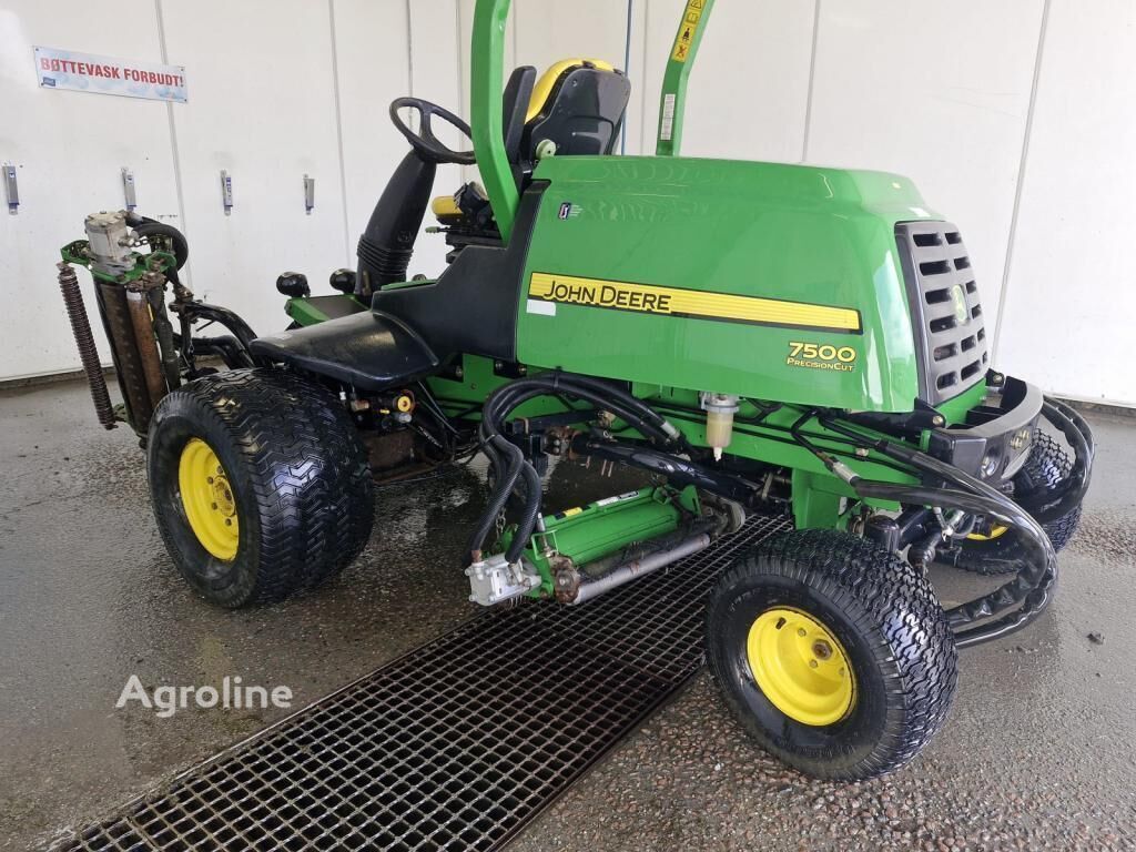 Prodaje se John Deere 7500 Fairway frontklipper traktor kosilica na aukciji