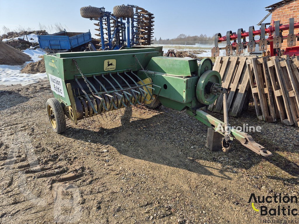 Prodaje se John Deere CB 300 balirku za četvrtaste bale na aukciji